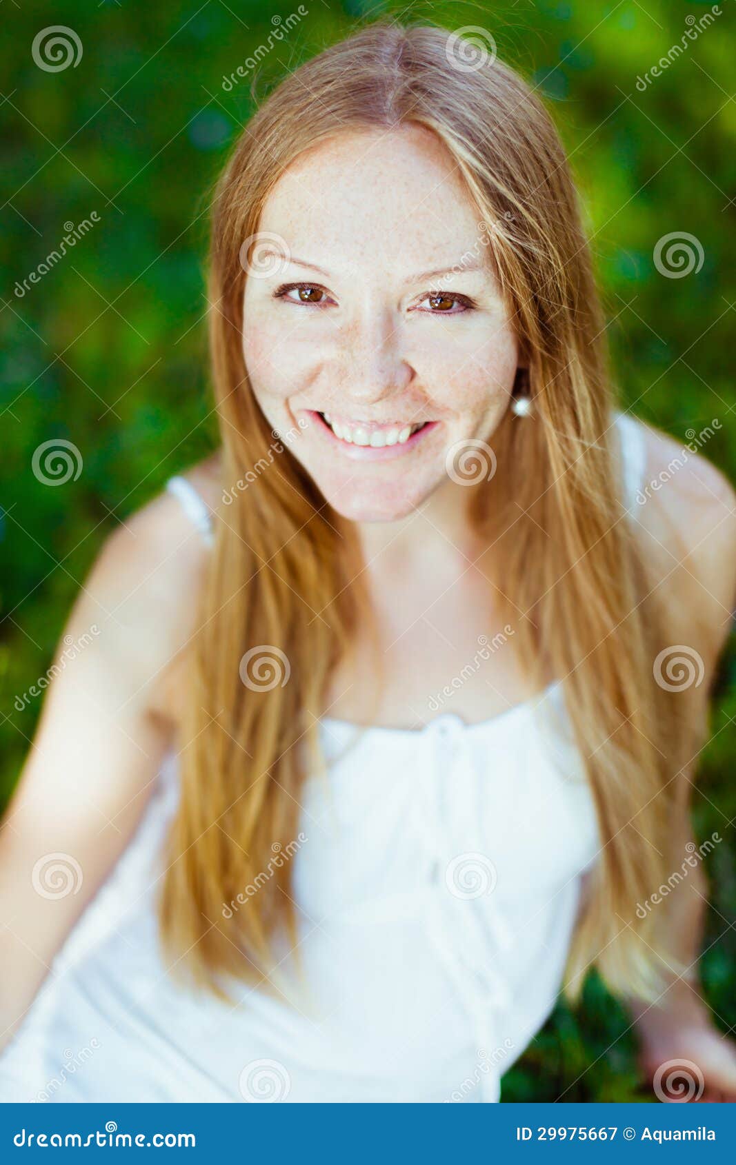 Fille De Sourire Rousse S'asseyant Sur L'herbe Image stock - Image du ... Fille De Sourire Rousse S'asseyant Sur L'herbe Image stock - Image du ...