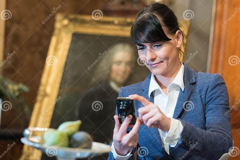 Portrait Visitor in Gallery Stock Image - Image of artist, style: 281821627