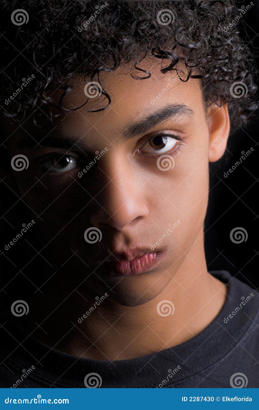 Portrait Von Einem Jugendlich Stockfoto - Bild von traurigkeit ...