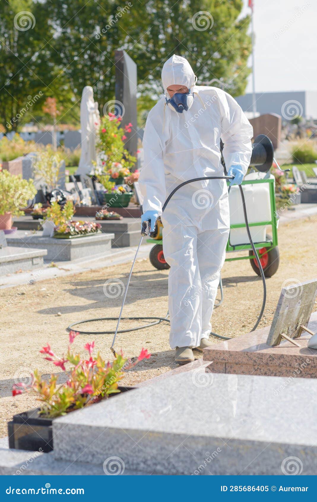 Portrait Worker Cleaning Graves Stock Image - Image of saint, monument ...