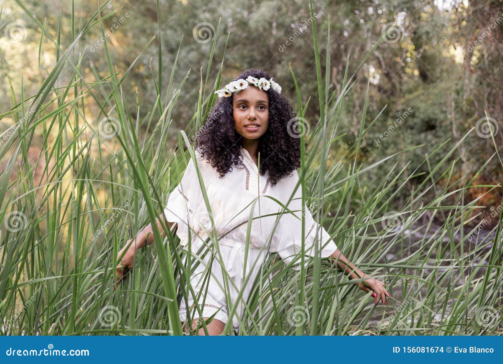 Portret in De Openlucht Van Een Mooie Jonge Afro-Amerikaanse Vrouw in ... Portret in De Openlucht Van Een Mooie Jonge Afro-Amerikaanse Vrouw in ...