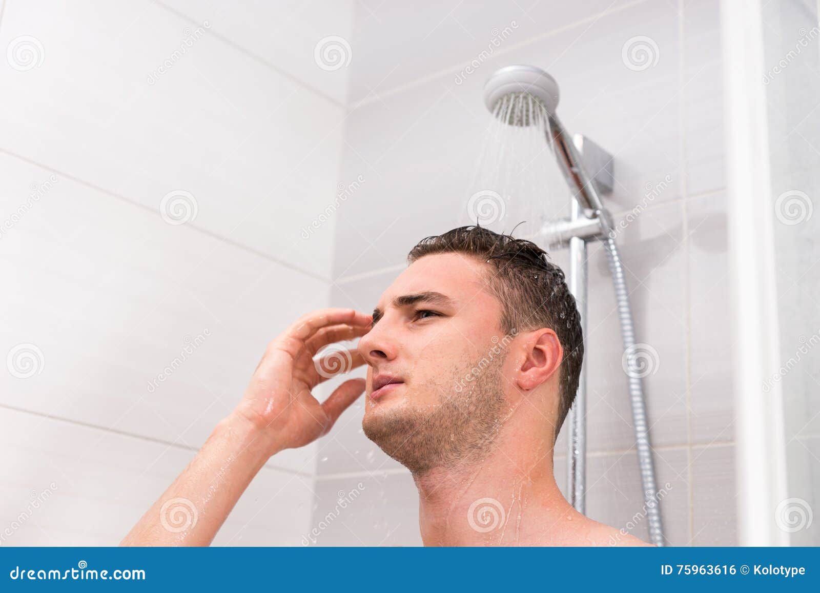 Portret Die Van De Jonge Mens Een Douche In De Badkamers Nemen Stock