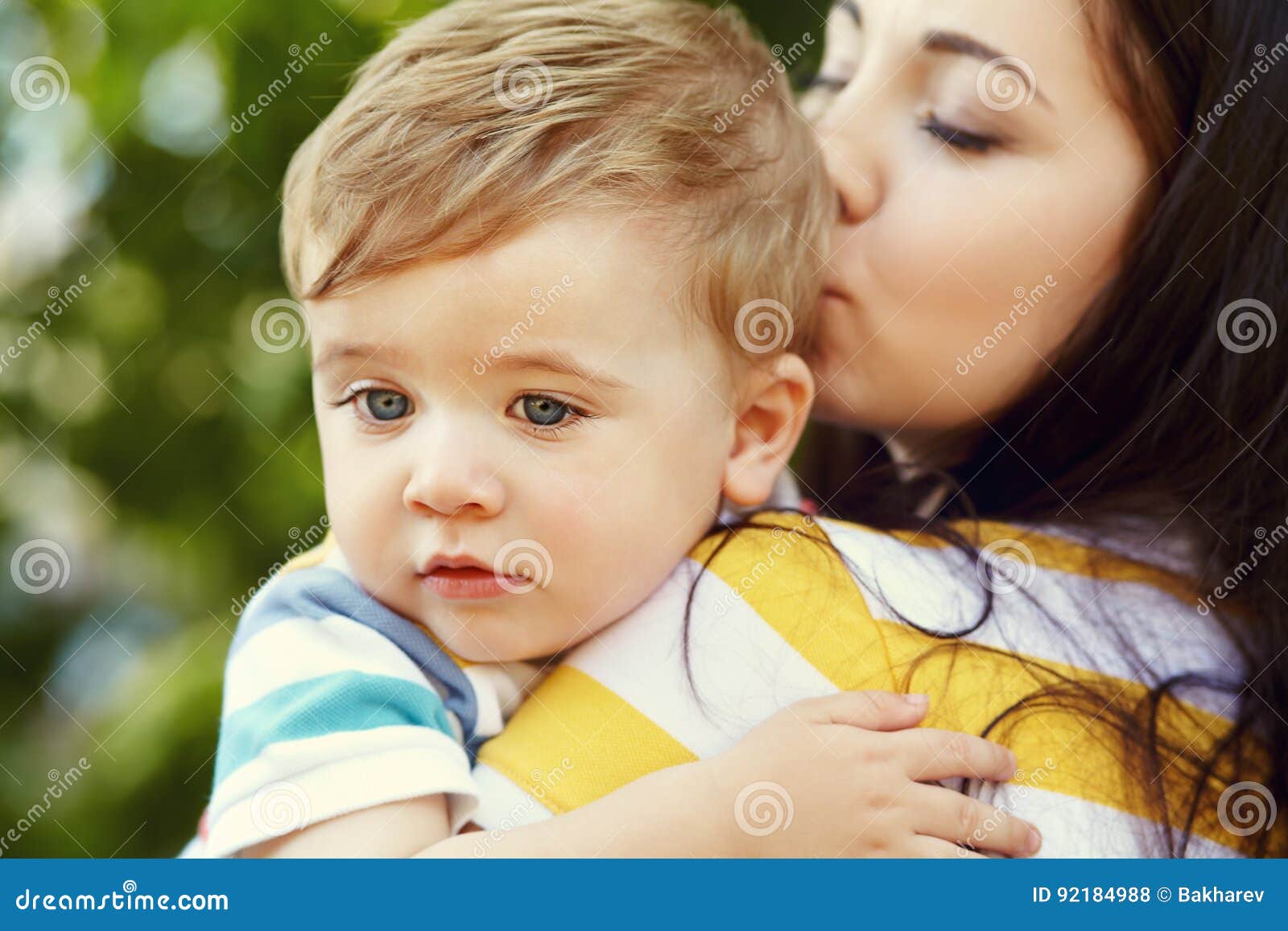 Portret matka i syn zdjęcie stock. Obraz złożonej z park - 92184988