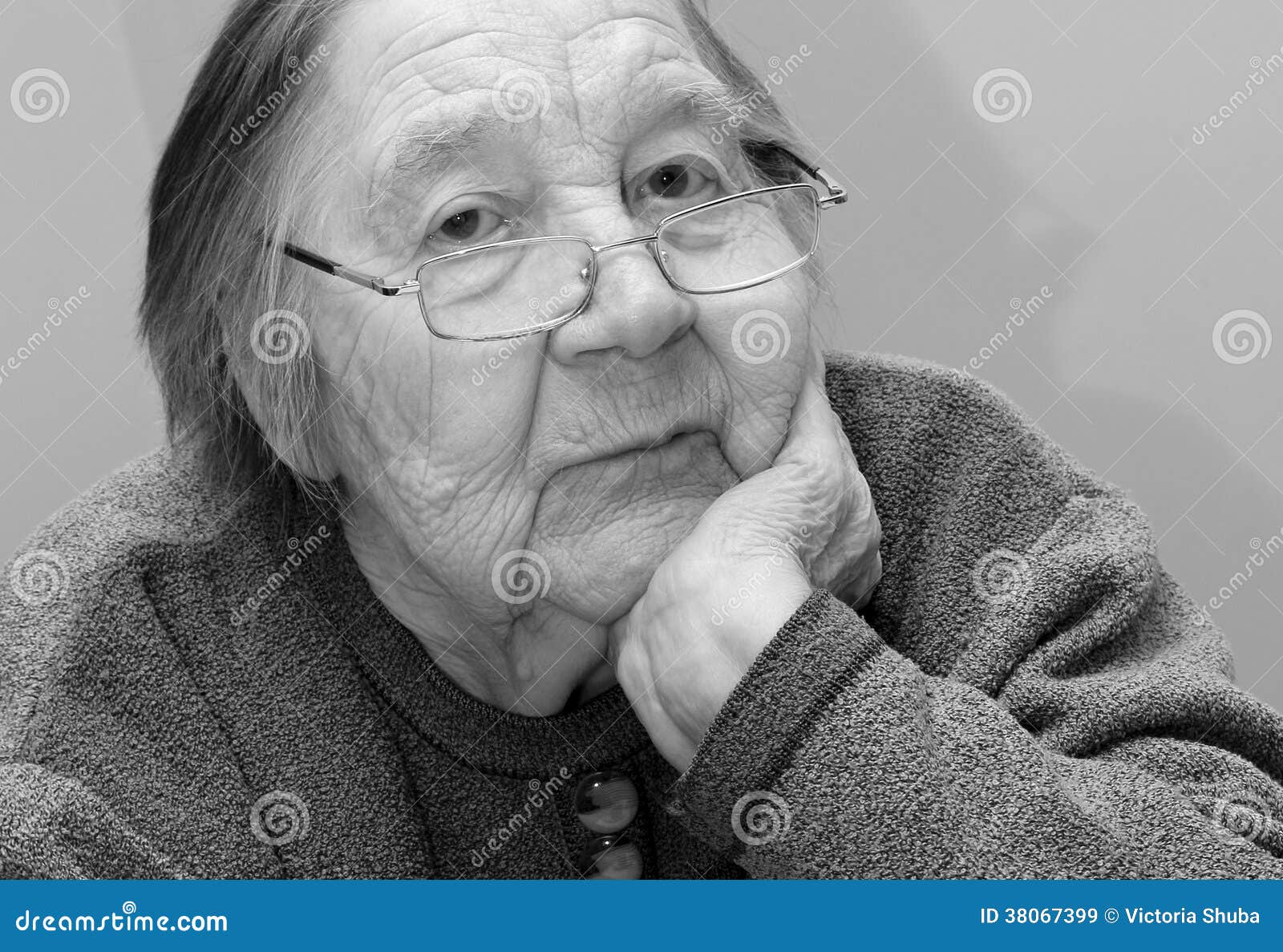 Portret stara babcia obraz stock. Obraz złożonej z jeden - 38067399