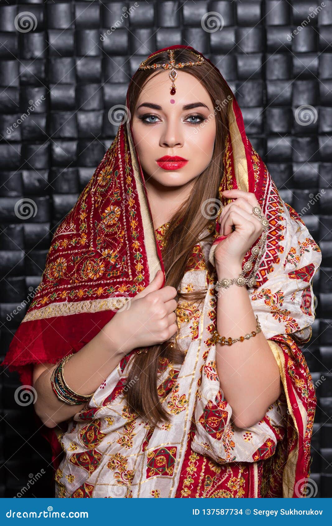Portret Van Aardige Indische Vrouw Stock Foto - Image of modieus ...