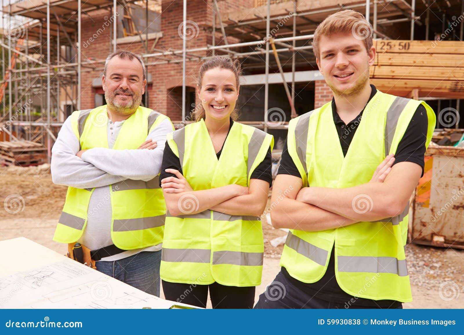 Portret Van Bouwer on Building Site Met Leerlingen Stock Foto - Image ...