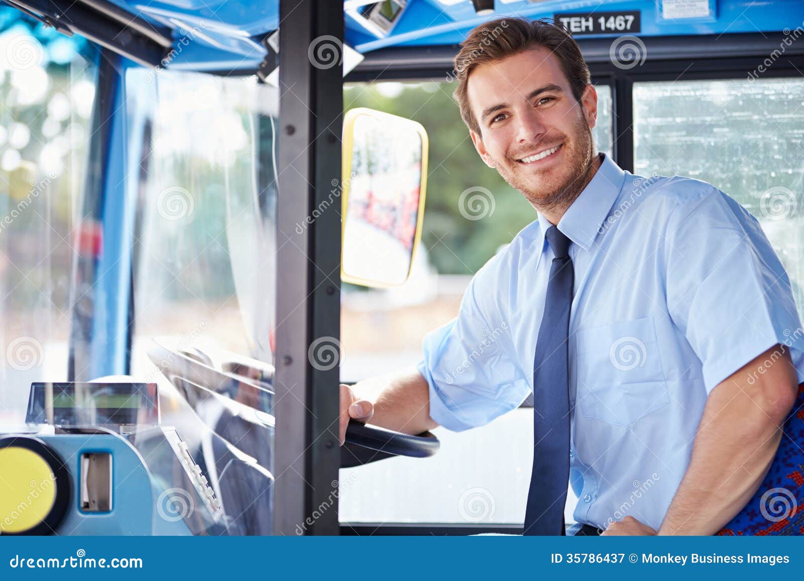Portret Van Buschauffeur Behind Wheel Stock Afbeelding - Image of ...