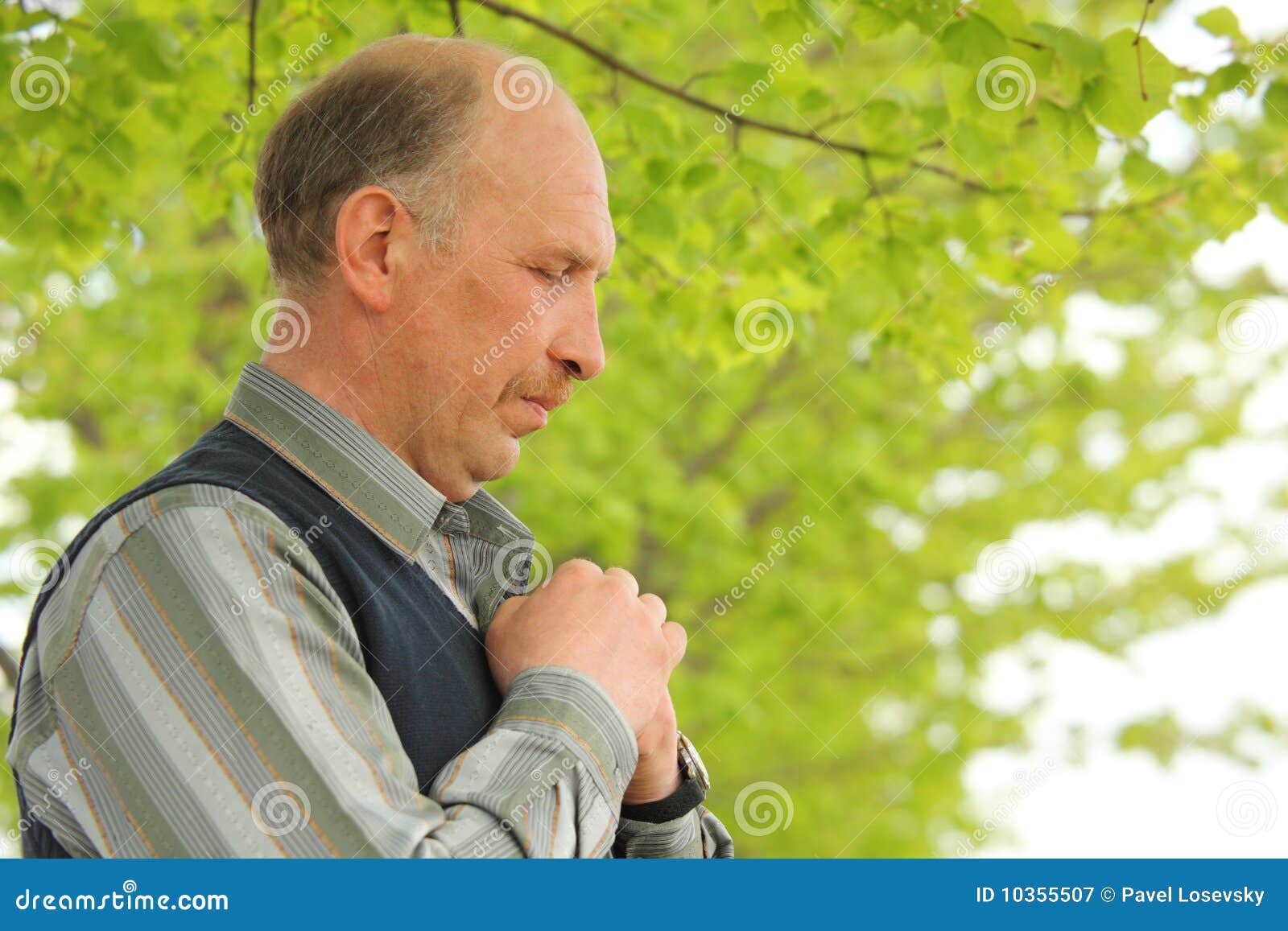Portret Van De Biddende Mens Op Middelbare Leeftijd Stock Afbeelding ...