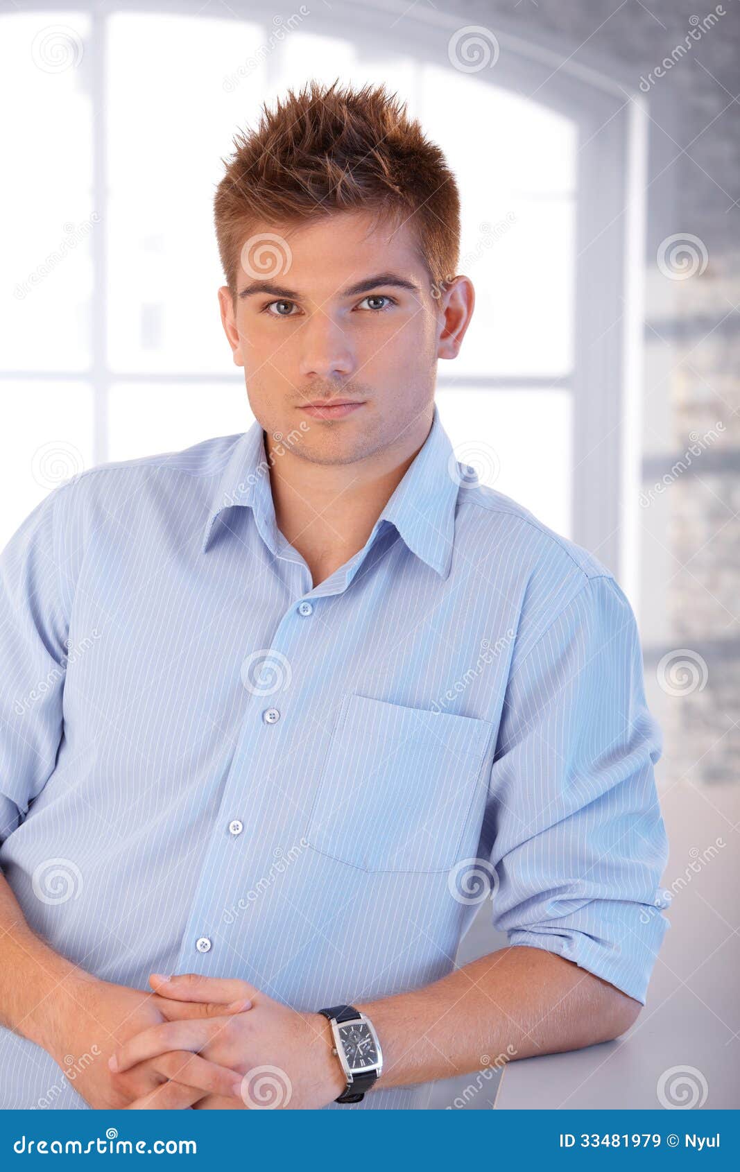 Portret Van De Jonge Knappe Mens Stock Afbeelding - Image of kleding ...