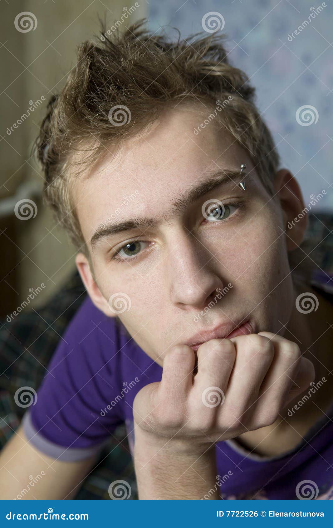 Portret Van De Jonge Leuke Mens Stock Foto - Image of mensen, mens: 7722526