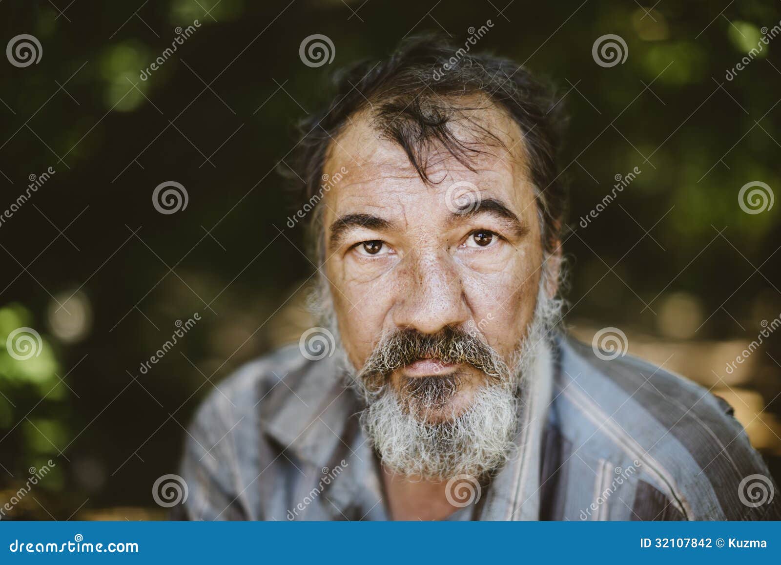 Portret van echte zwerver stock foto. Image of daklozen - 32107842