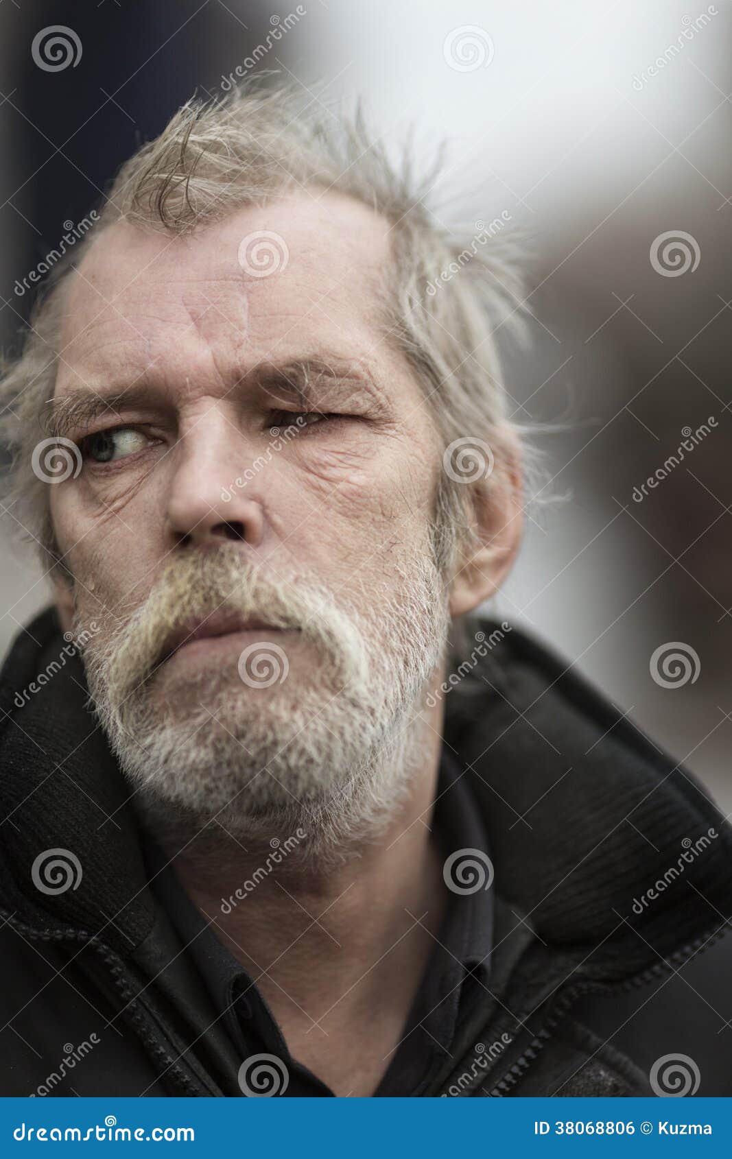 Portret Van Echte Zwerver Met Scheur Stock Foto - Image of buiten ...