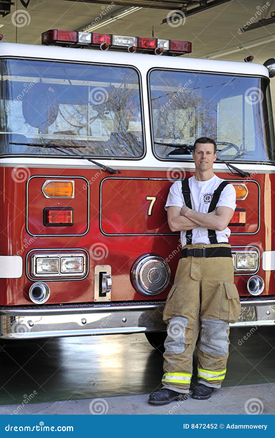 Portret Van Een Brandweerman Stock Foto - Image of alleen, gevaarlijk ...