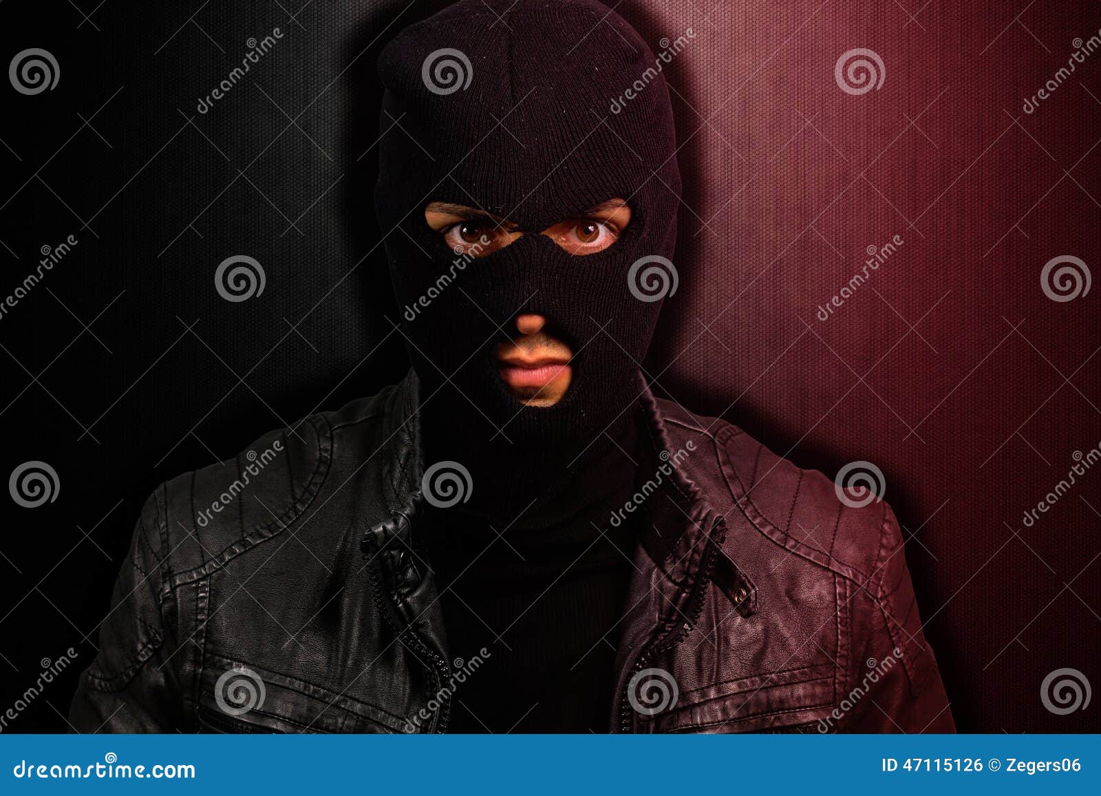 Portret van een enge dief stock foto. Image of jongen - 47115126