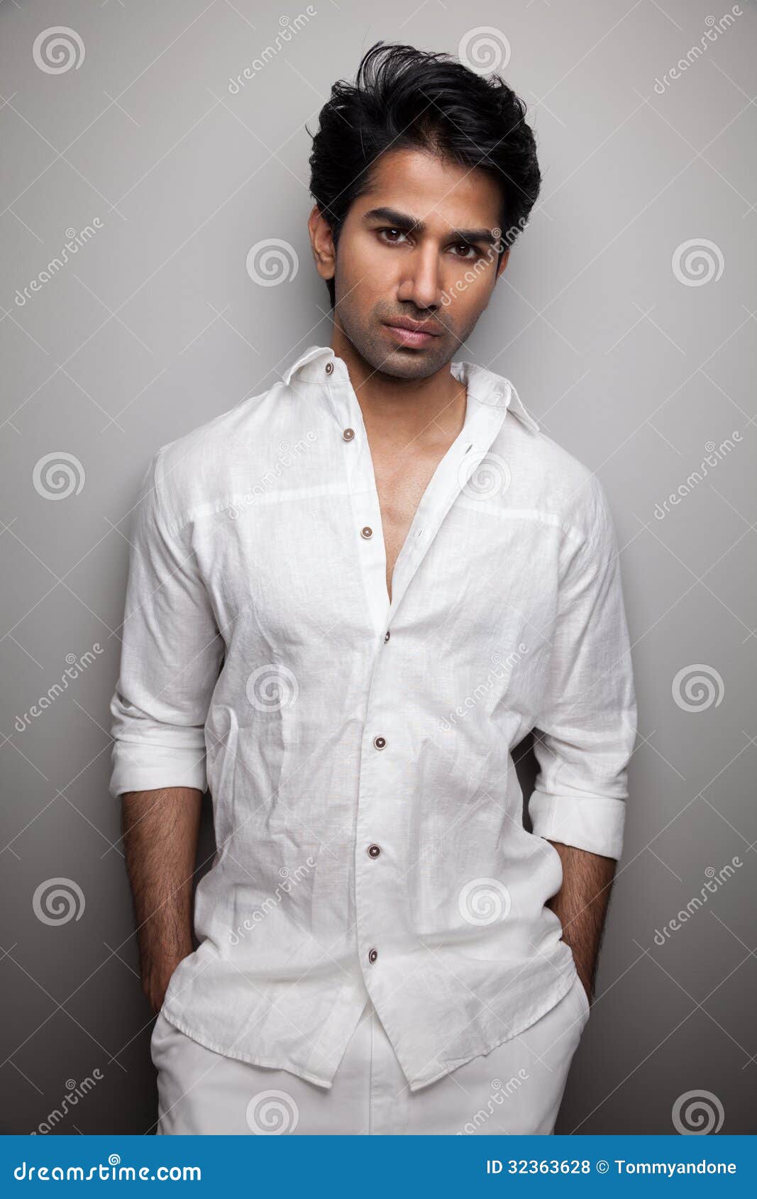 Portret Van Een Indische Mens Stock Foto - Image of handen, goed: 32363628