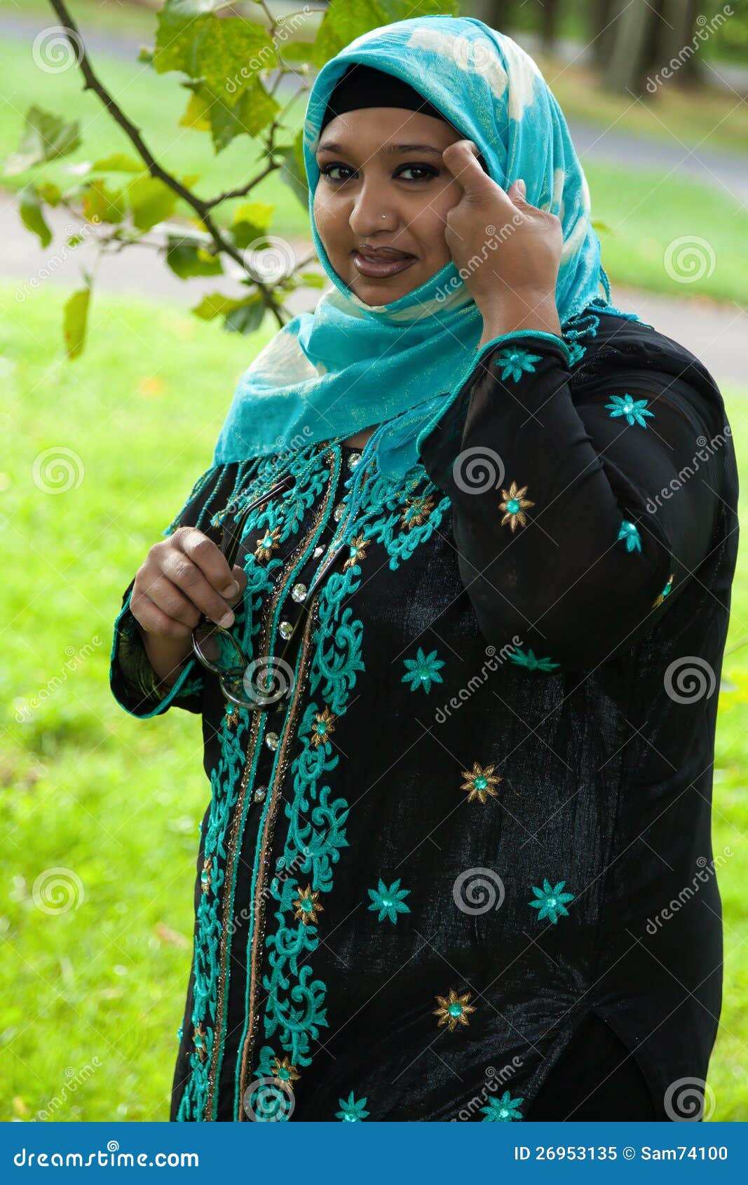 Portret Van Een Indische Vrouw Stock Afbeelding - Image of moslim, gras ...