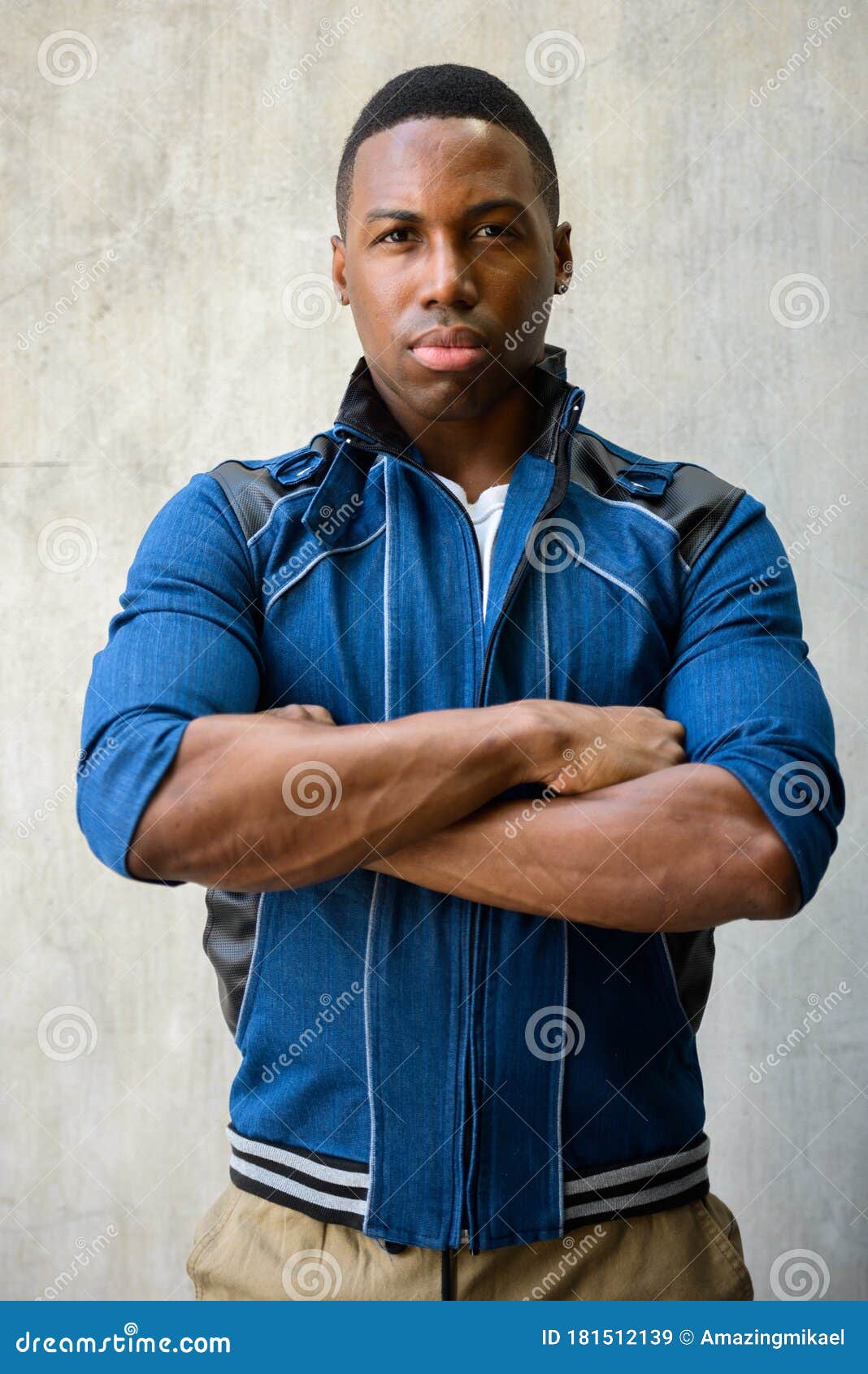 Portret Van Een Jonge Handlangse Afrikaanse Man Met Wapens Stock