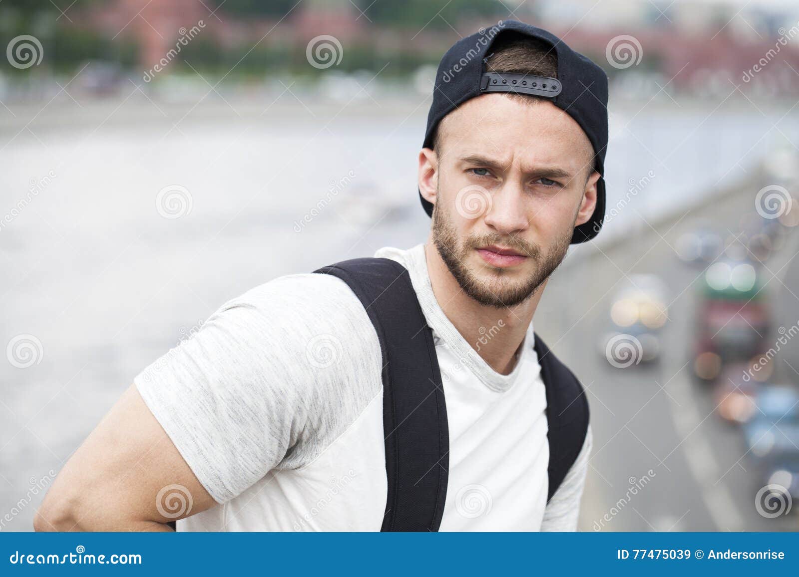 Portret Van Een Jonge Knappe Mens Stock Afbeelding - Image of honkbal ...