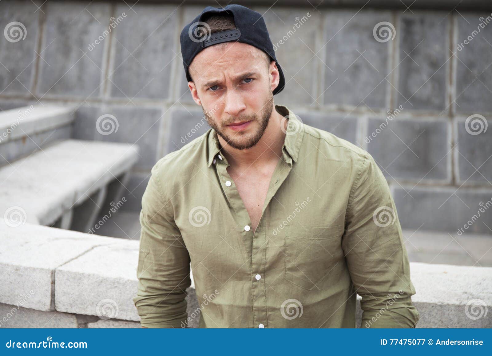 Portret Van Een Jonge Knappe Mens Stock Afbeelding - Image of portret ...