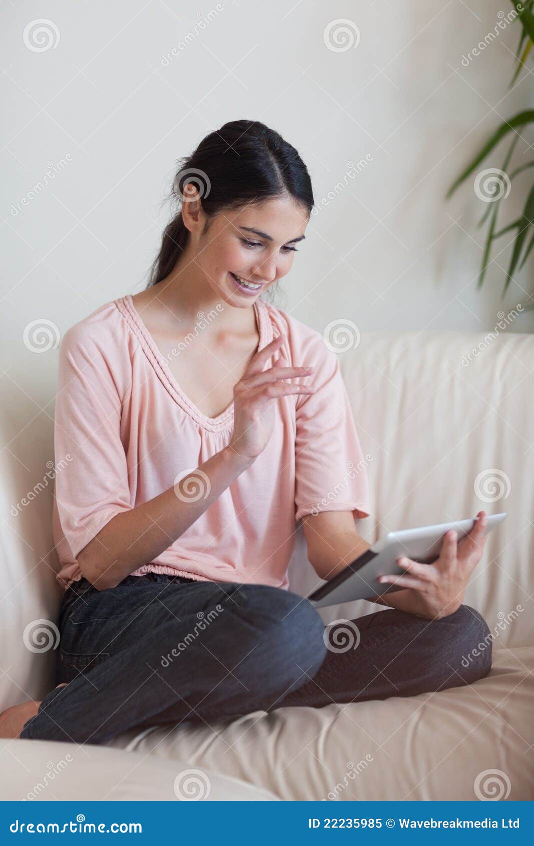 Portret Van Een Jonge Vrouw Die Een Tabletcomputer Met Behulp Van Stock ...