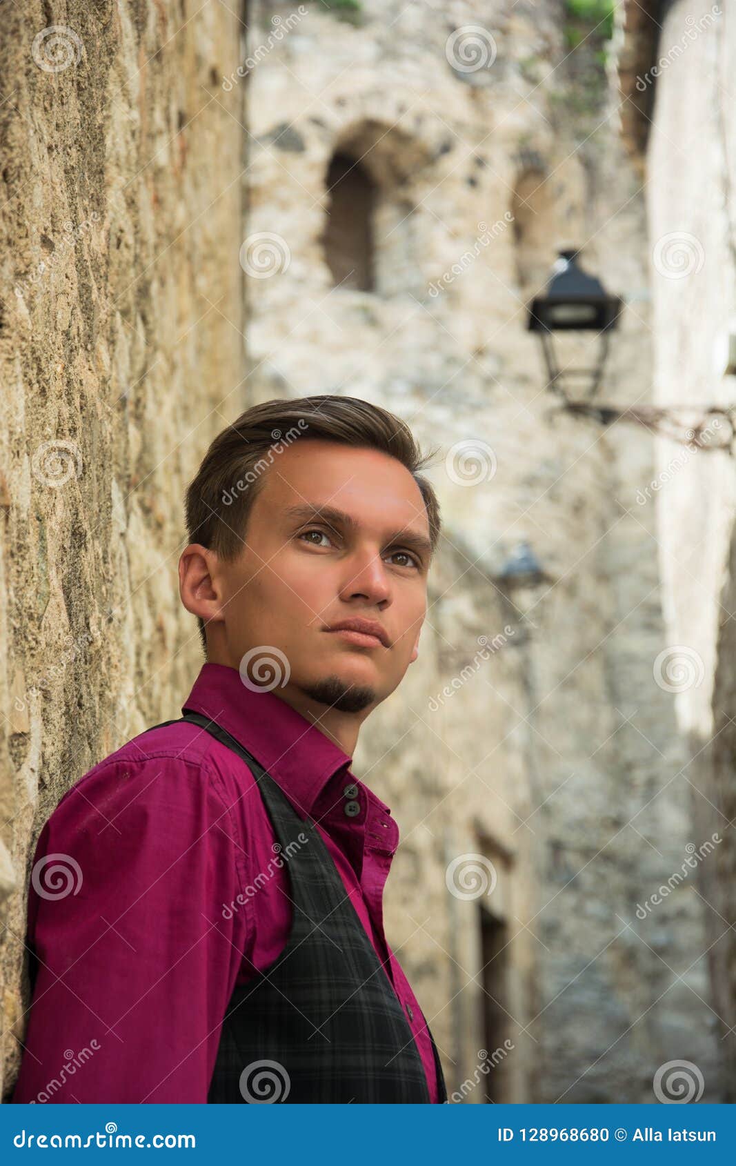 Portret Van Een Knappe Jonge Mens Op Een Middeleeuwse Straat in Girona ... Portret Van Een Knappe Jonge Mens Op Een Middeleeuwse Straat in Girona ...