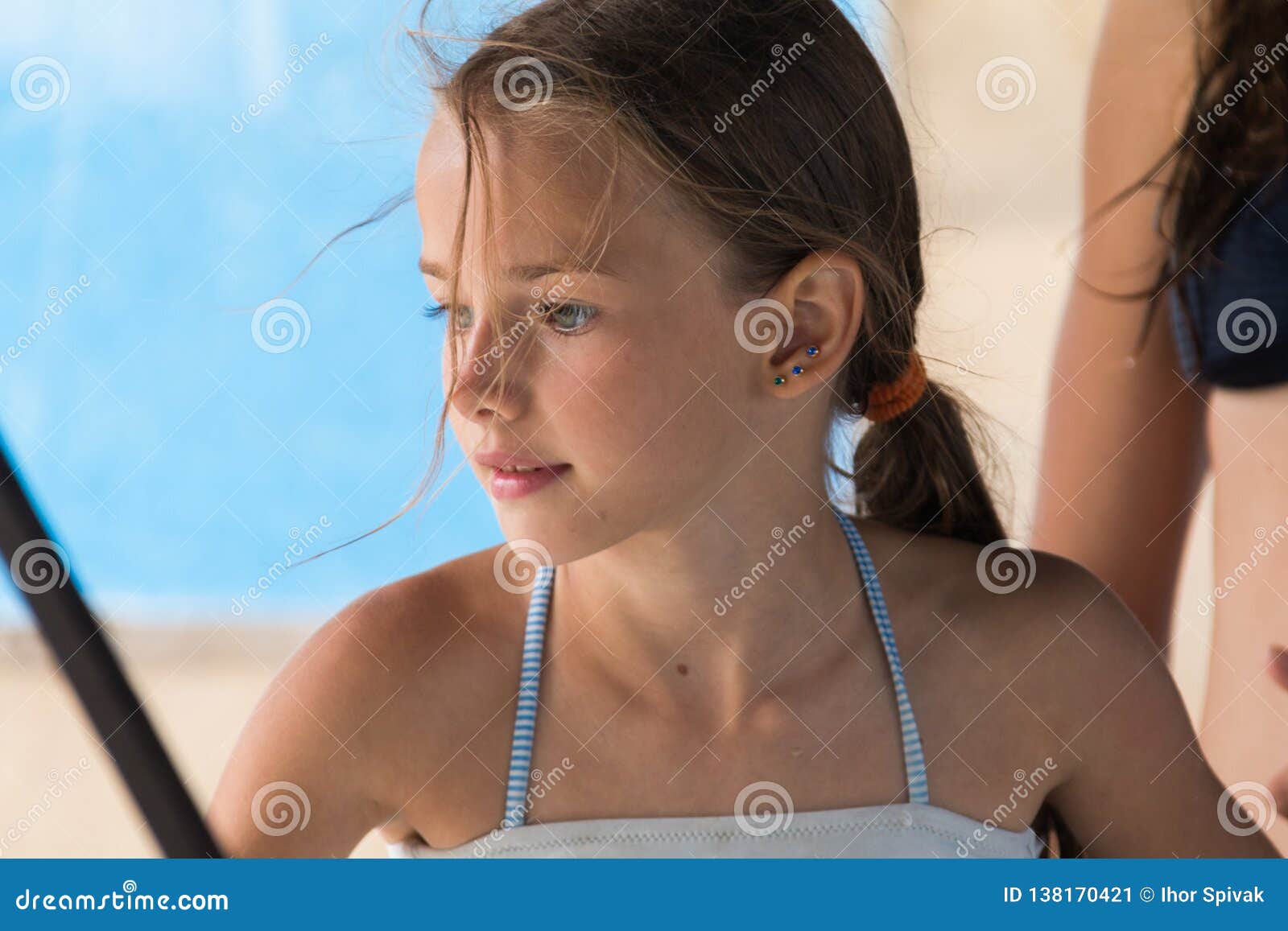Portret Van Een Mooi Jong Meisje, 9-12 Jaar Oud, in Een Zwempak Stock ... Portret Van Een Mooi Jong Meisje, 9-12 Jaar Oud, in Een Zwempak Stock ...