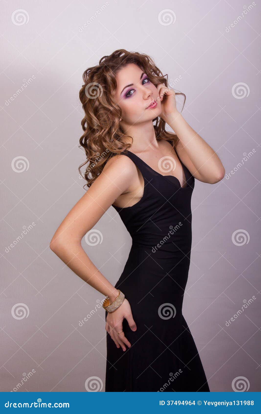 Portret Van Een Mooi Jong Meisje Met Bruin Krullend Haar Stock Foto ... Portret Van Een Mooi Jong Meisje Met Bruin Krullend Haar Stock Foto ...