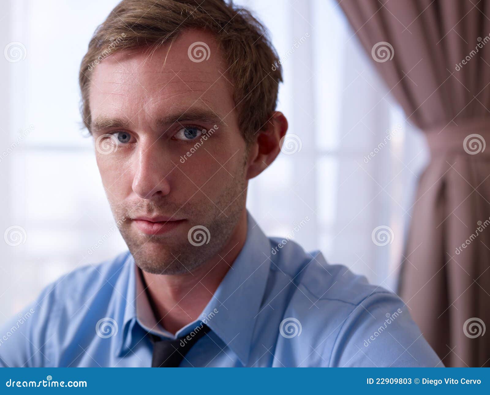 Portret Van Ernstige Manager Die Camera Bekijkt Stock Afbeelding ...