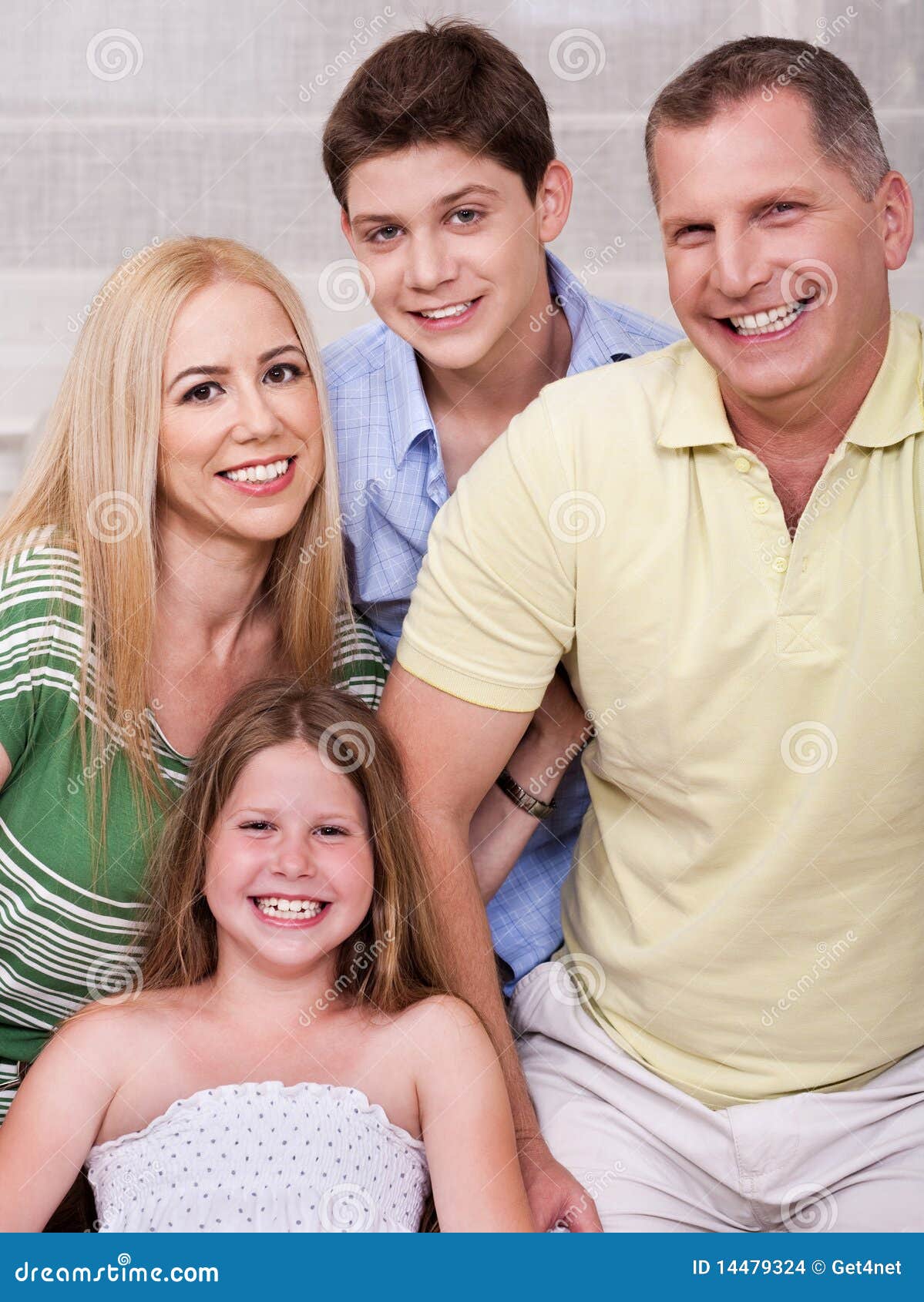 Portret Van Gelukkige Familie Van Vier Stock Foto - Image of liefde ... Portret Van Gelukkige Familie Van Vier Stock Foto - Image of liefde ...
