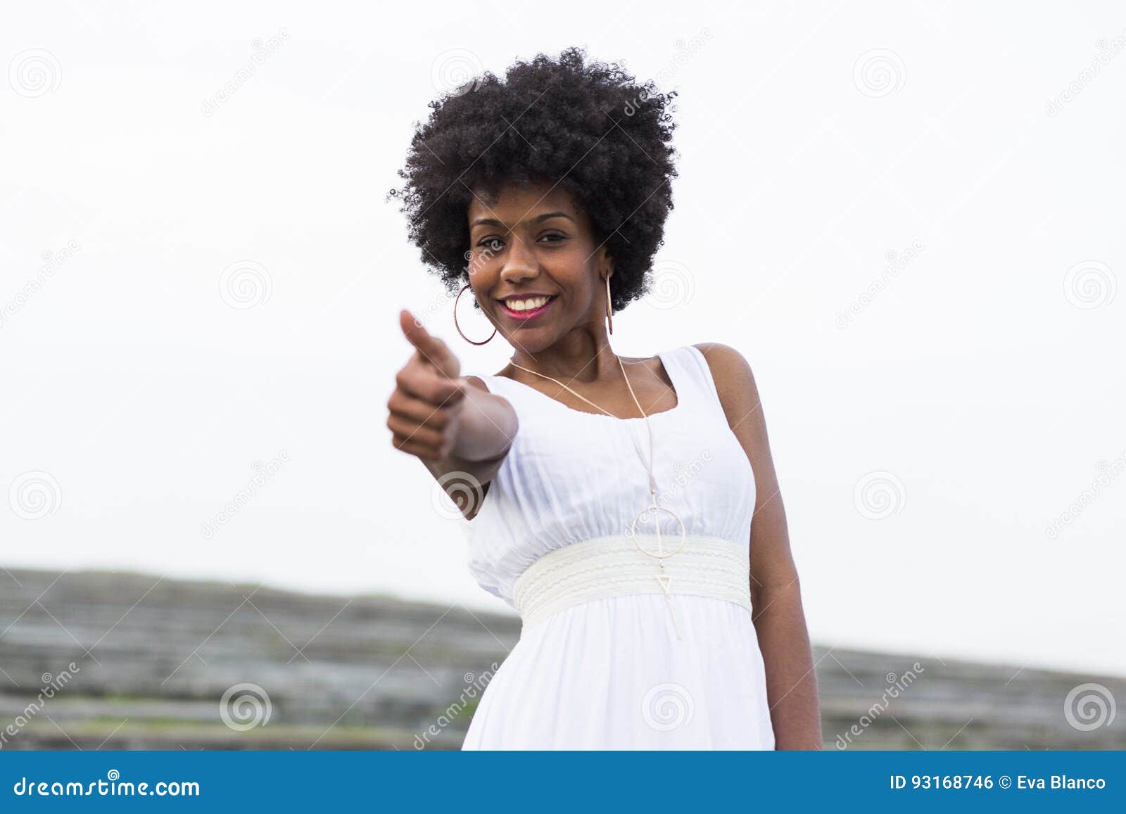 Portret Van Het Gelukkige Jonge Mooie Afro Amerikaanse Vrouw Dragen ... Portret Van Het Gelukkige Jonge Mooie Afro Amerikaanse Vrouw Dragen ...