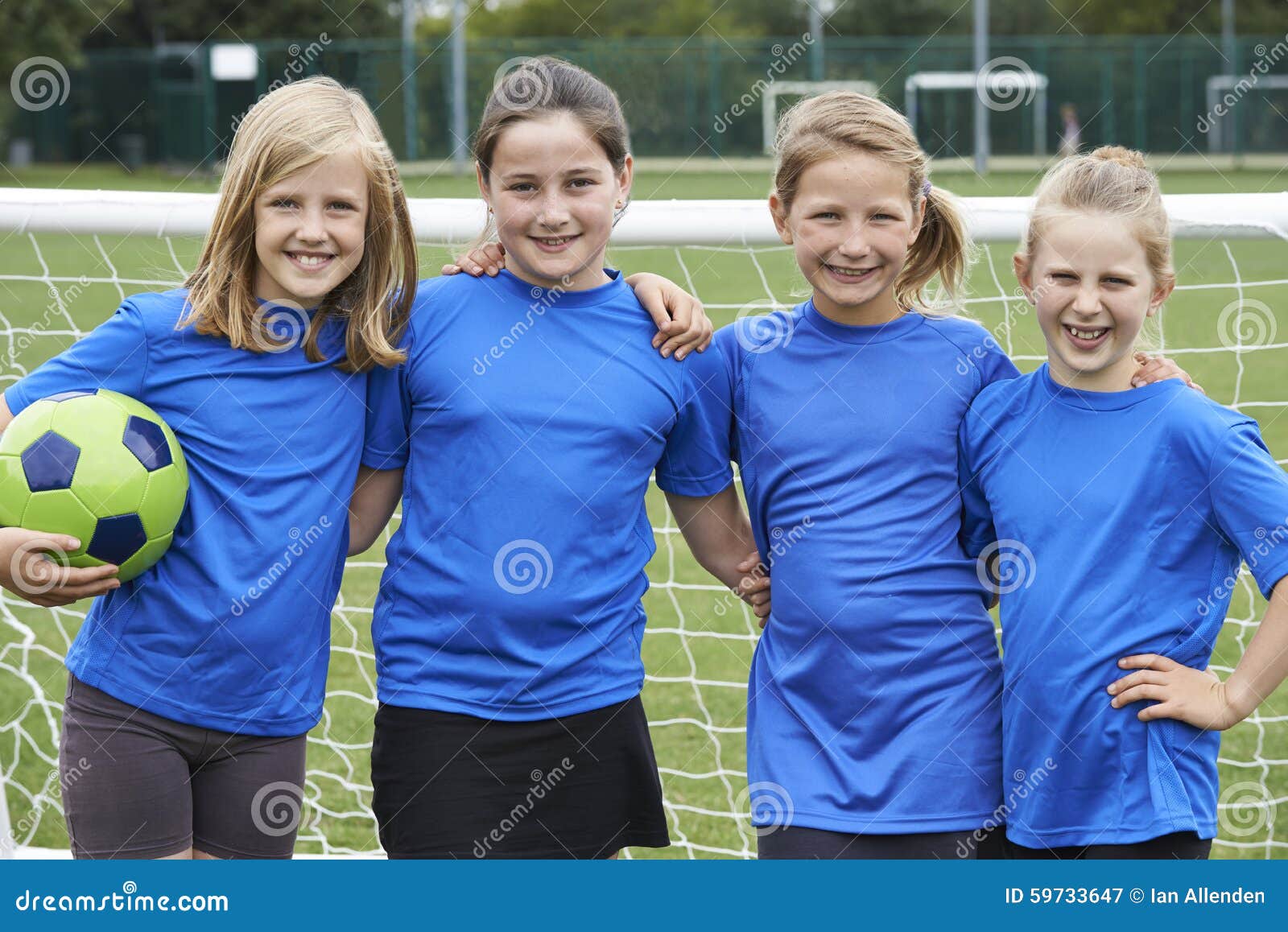Portret Van Het Voetbalteam Van Het Meisje Stock Afbeelding - Image of ...