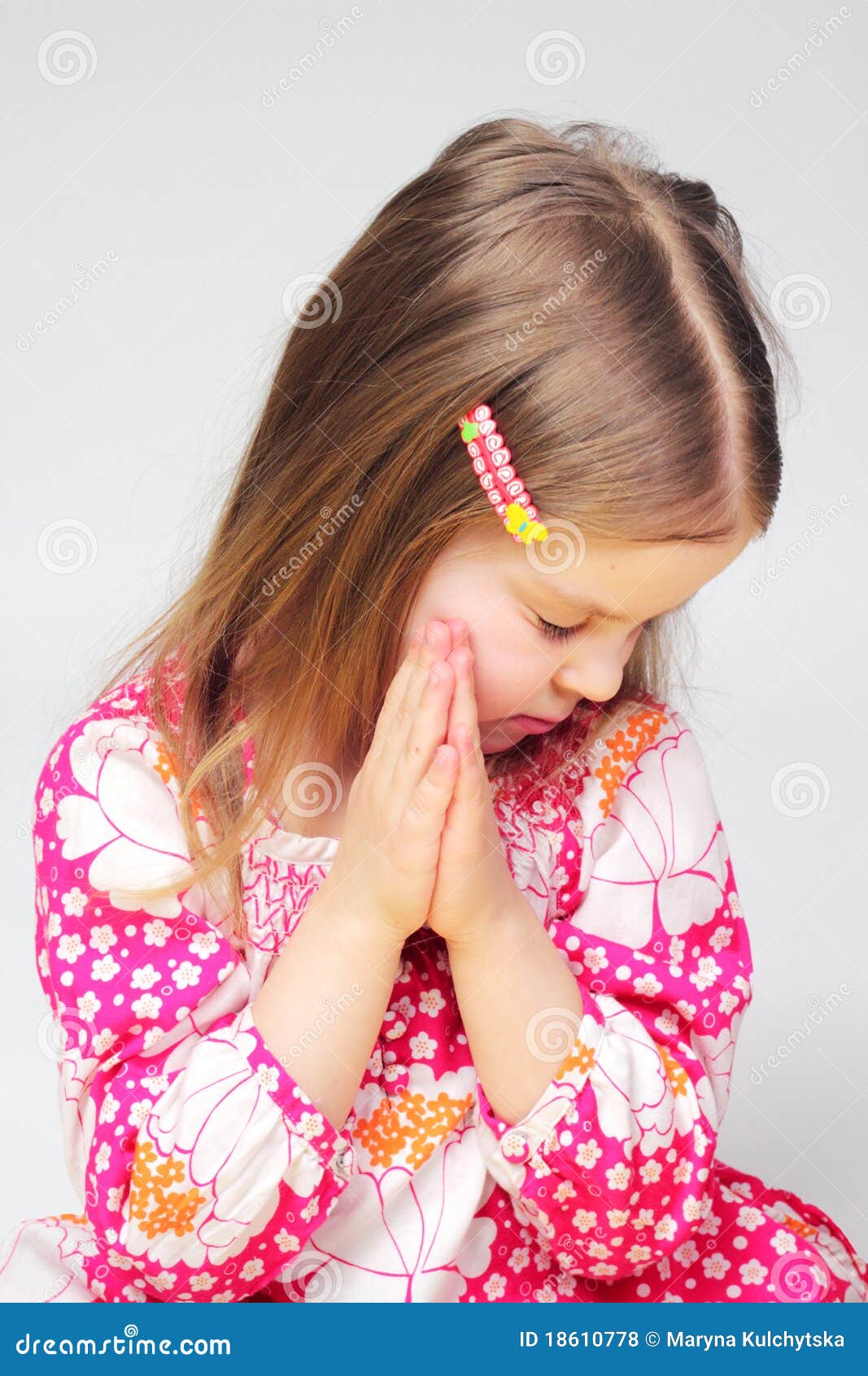 Portret Van Jong Biddend Meisje Stock Foto - Image of weinig ...