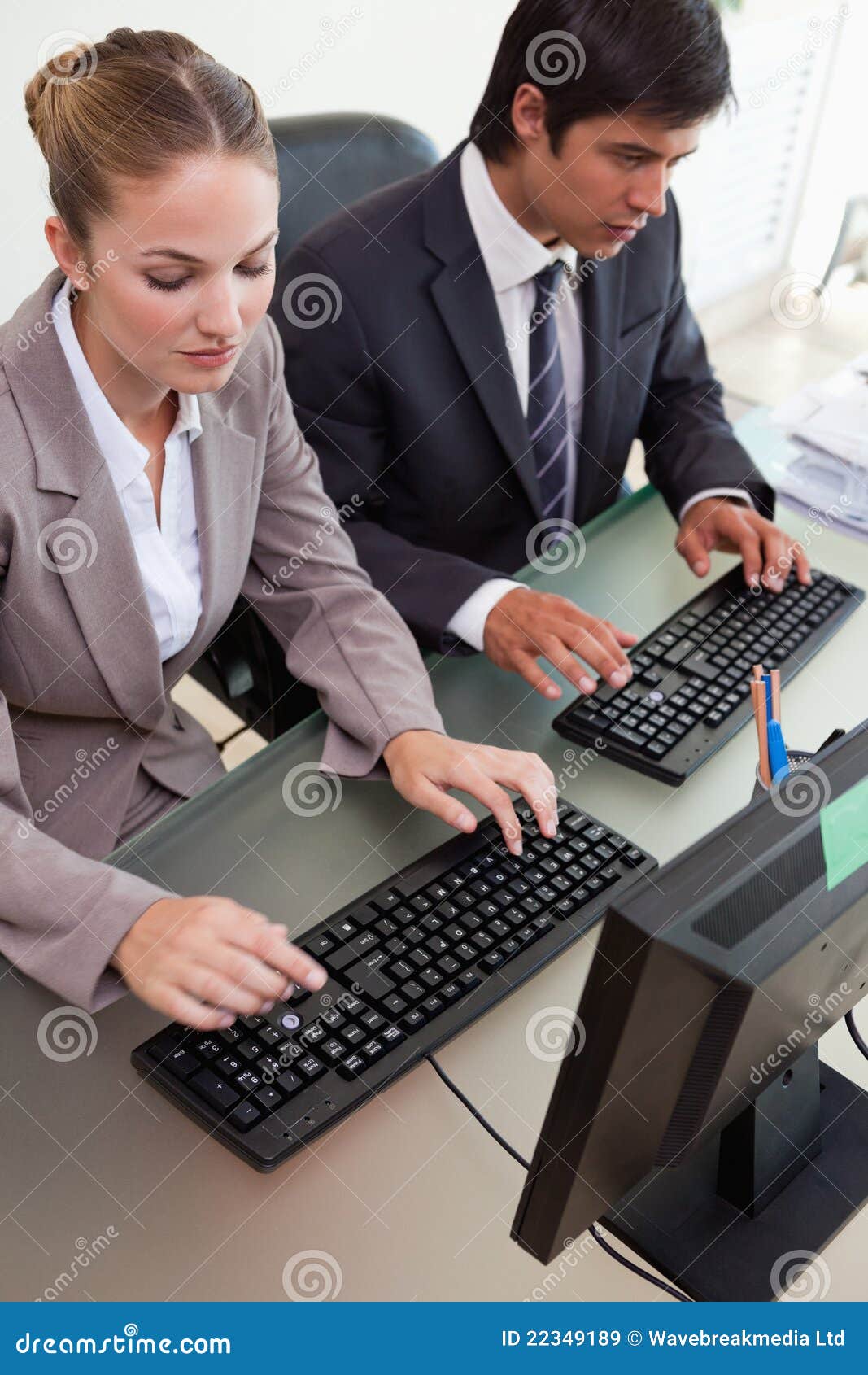 Portret Van Jonge Bedrijfsmensen Die Met Computers Werken Stock ...