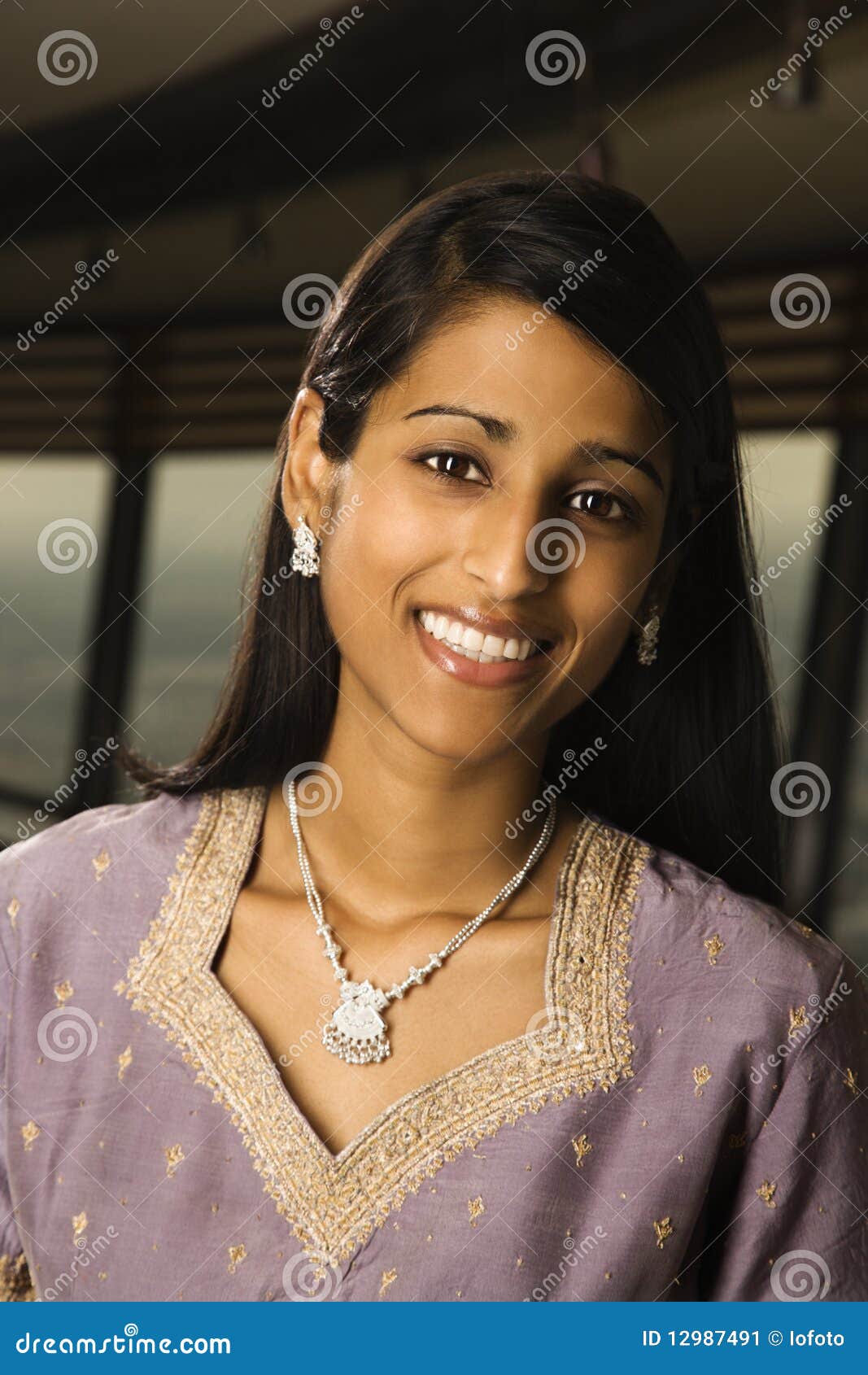 Portret Van Jonge Indische Vrouw Stock Afbeelding - Image of ...