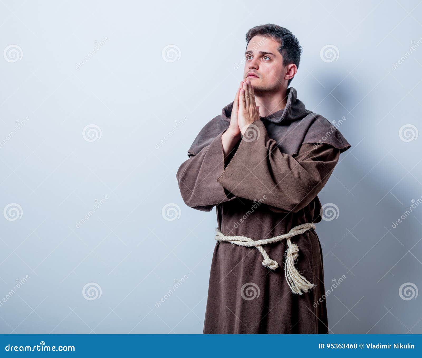 Portret Van Jonge Katholieke Monnik Stock Foto - Image of achtergrond ...