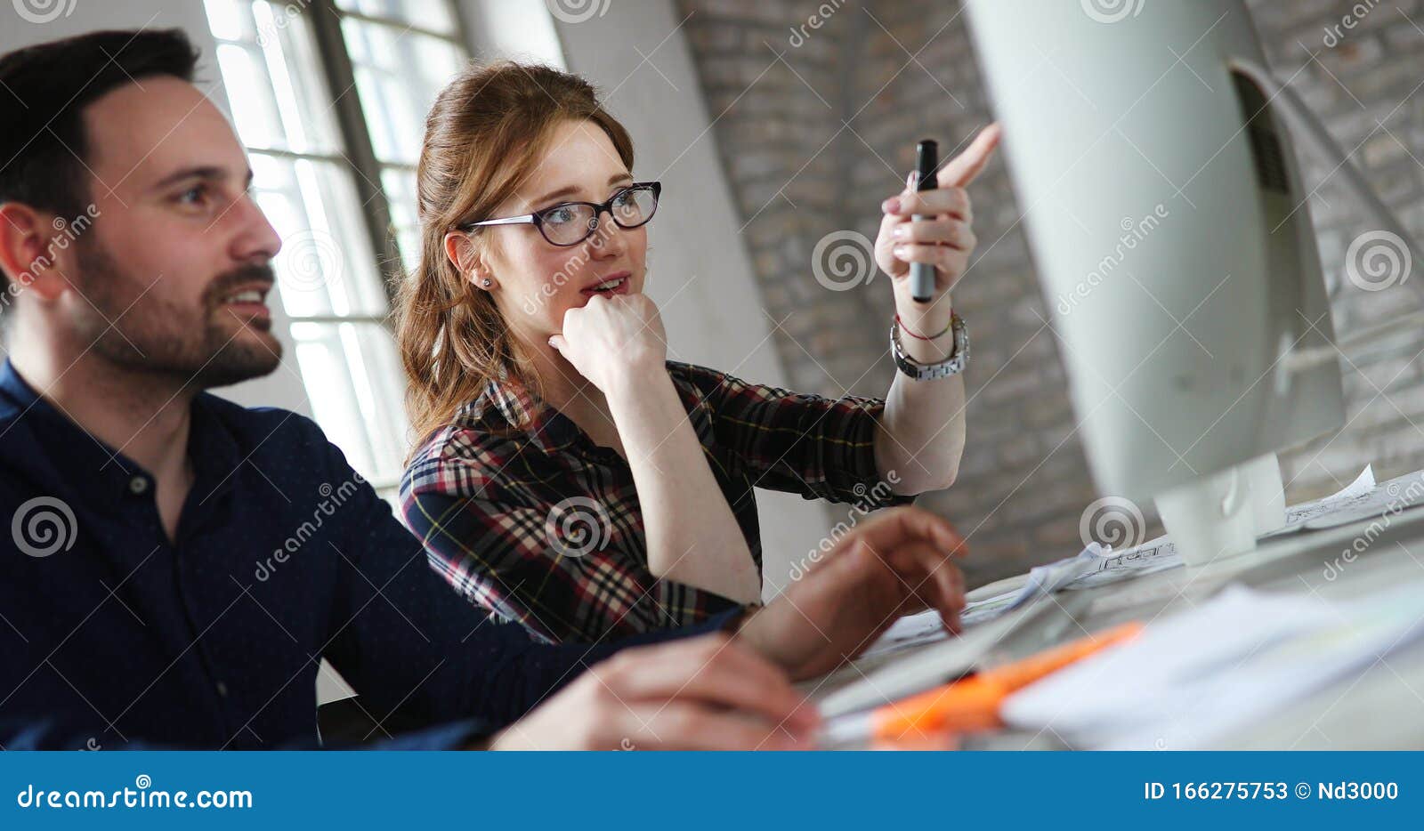 Portret Van Jonge Ontwerpers Die Op Computer Werken Stock Afbeelding ...