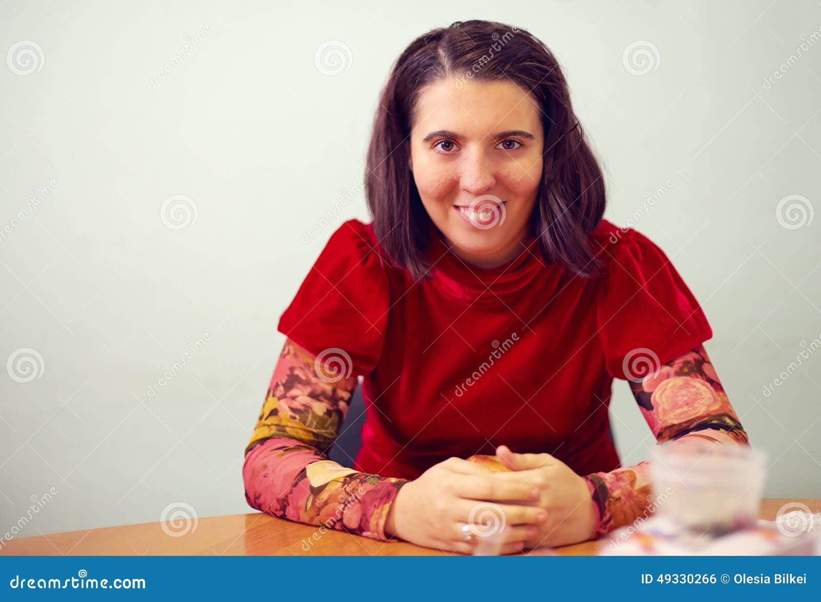 Portret Van Jonge Vrouw Met Handicap Stock Foto - Image of ...