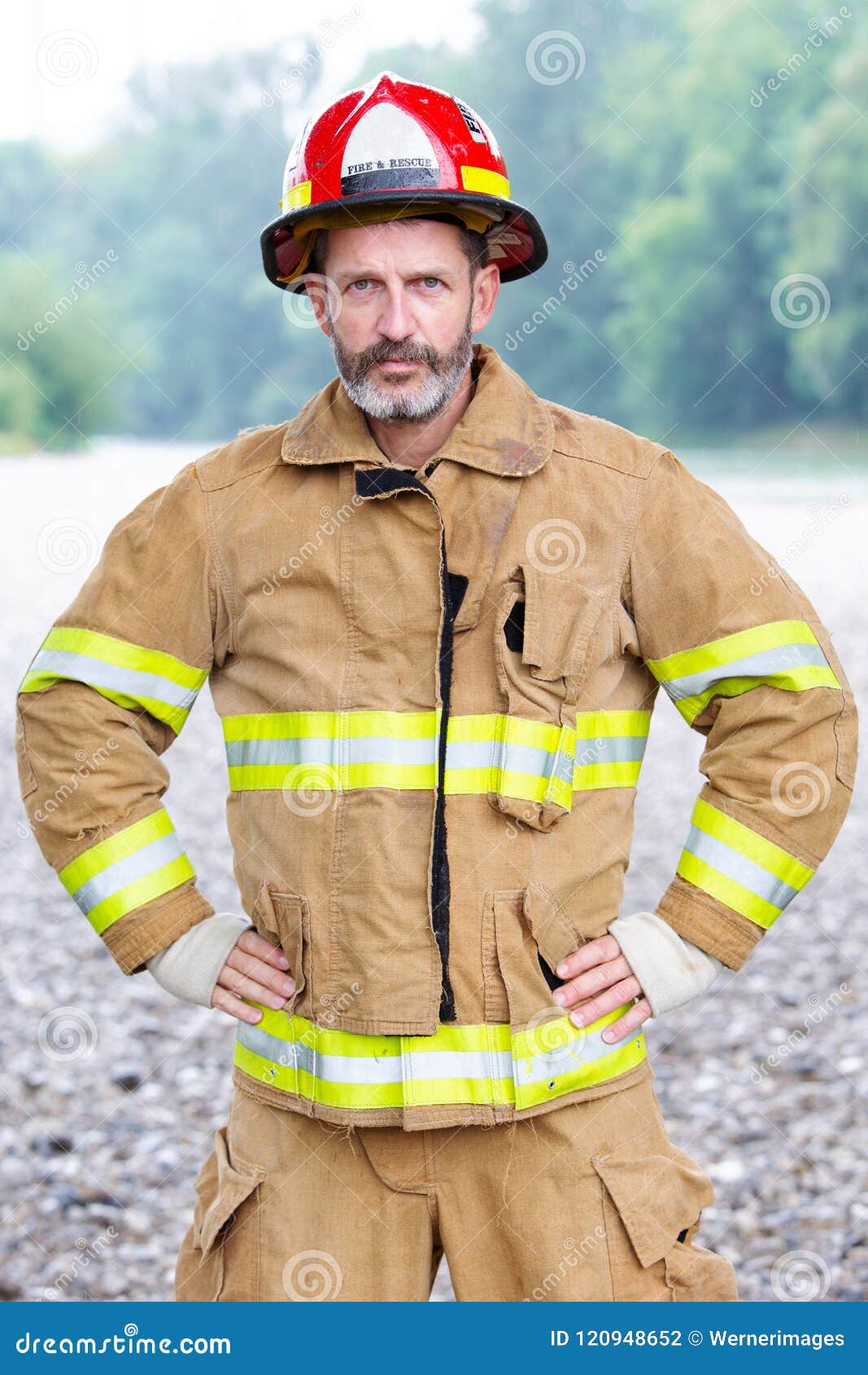 Portret Van Knappe Brandweerman in Eenvormig Stock Foto - Image of ...