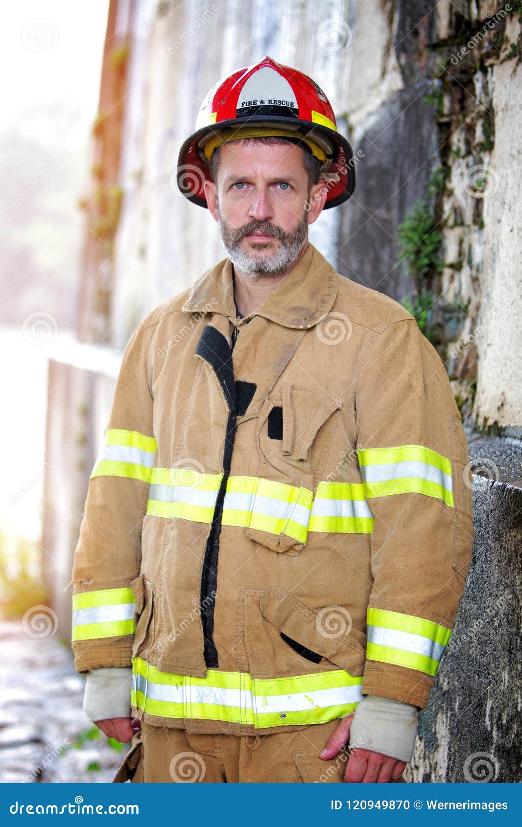Portret Van Knappe Brandweerman in Eenvormig Stock Foto - Image of ...