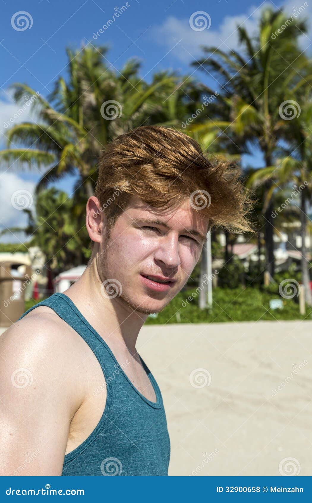 Portret Van Knappe Jongen Bij Het Strand Stock Foto - Image of mannetje ...