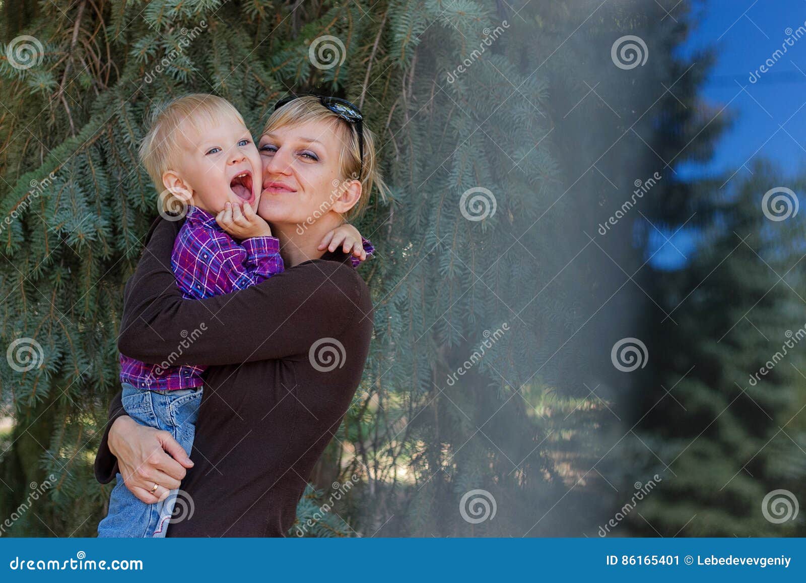 Portret Van Moeder En Jonge Zoon Stock Afbeelding - Image of wijfje ...