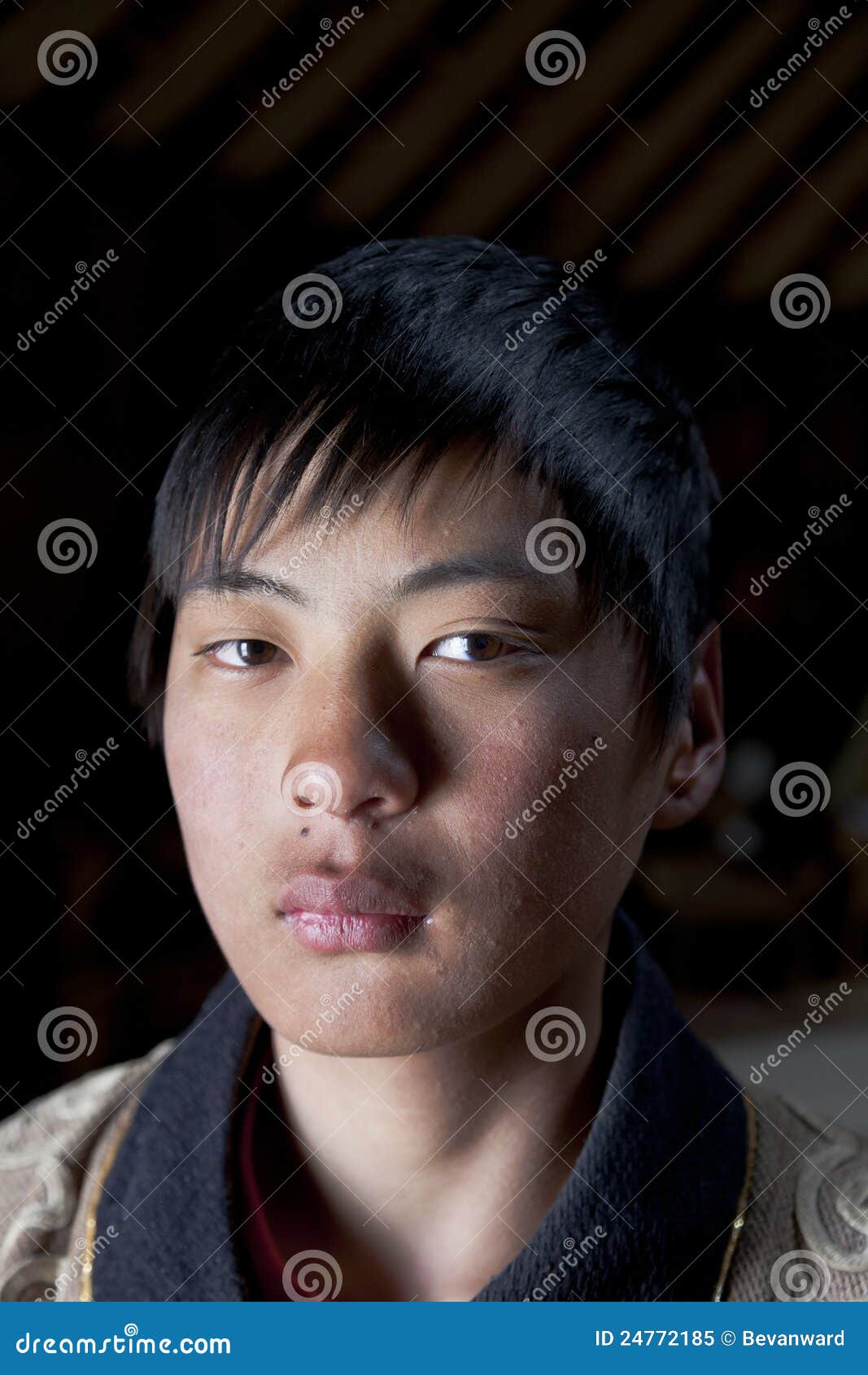 Portret Van Mongoolse Jongen in Ger Redactionele Afbeelding - Image of ...