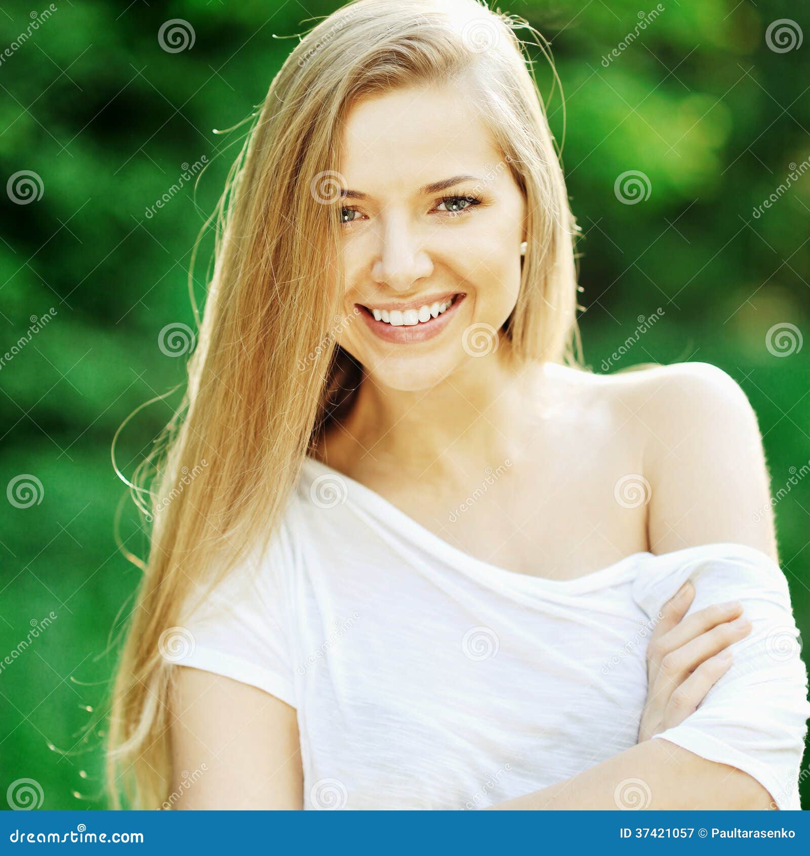 Portret Van Mooi Vrouwelijk Model in Openlucht Stock Afbeelding - Image ...