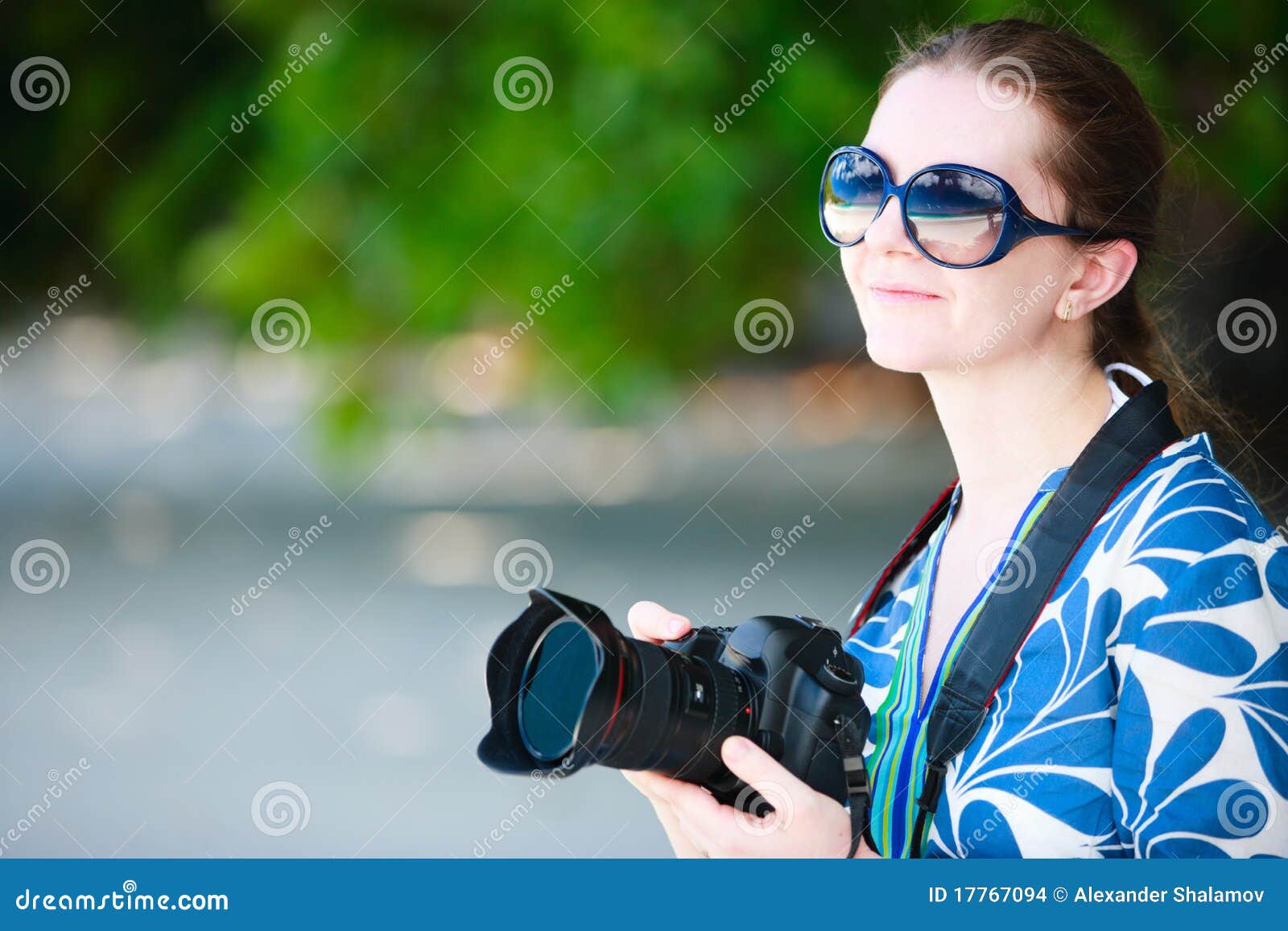 Portret Van Mooie Vrouw Met Camera Stock Foto - Image of mensen ...