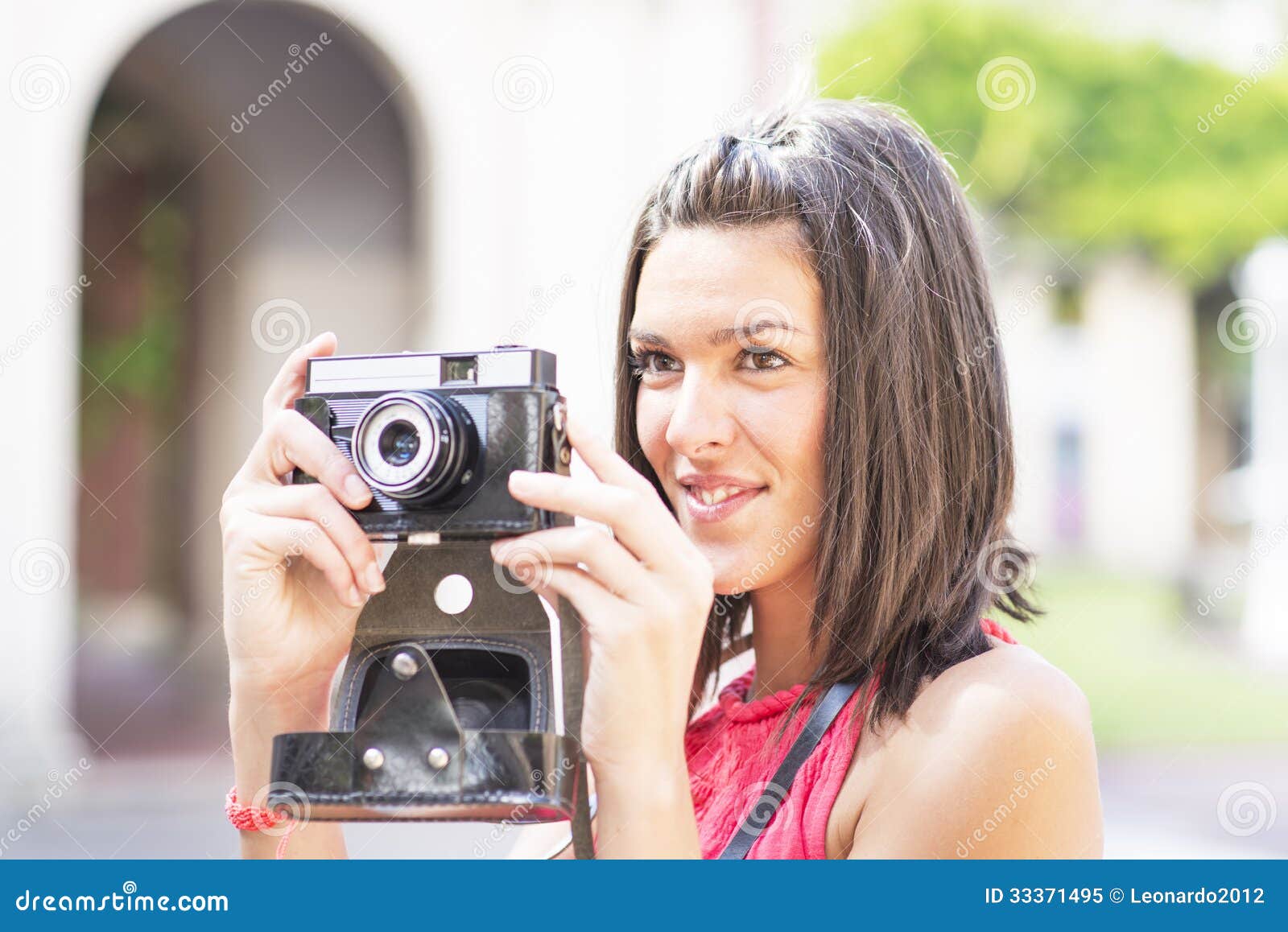 Portret Van Mooie Vrouw Met Retro Camera. Stock Afbeelding - Image of ...