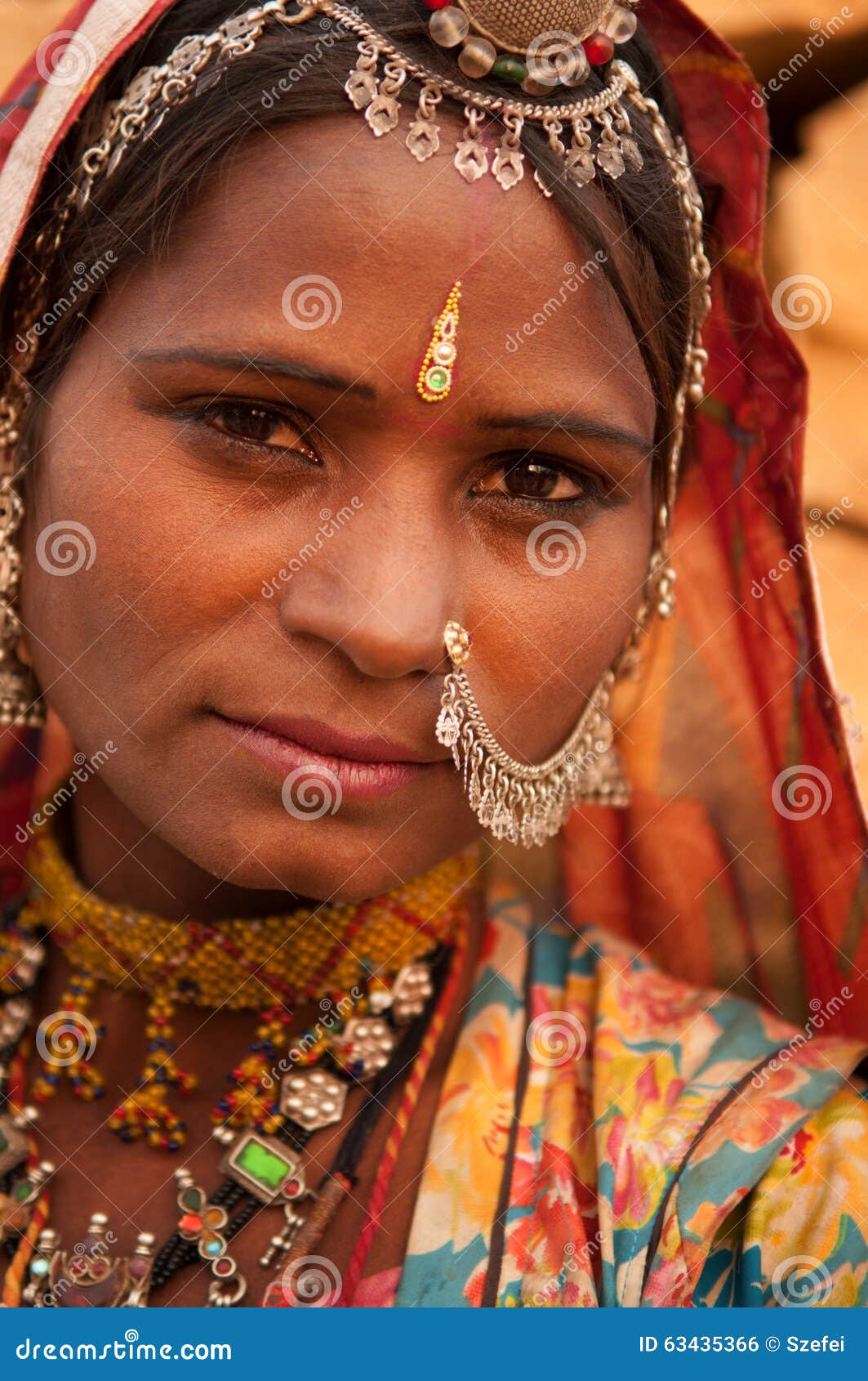 Portret Van Traditioneel Indisch Meisje Stock Foto - Image of zwart ...