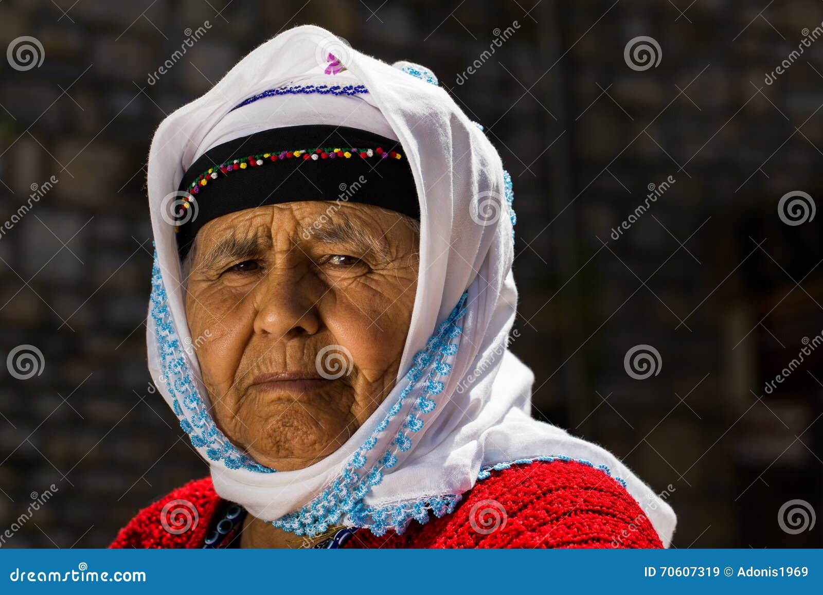 Portret Van Turkse Vrouw in Traditionele Kleding Redactionele Stock ...