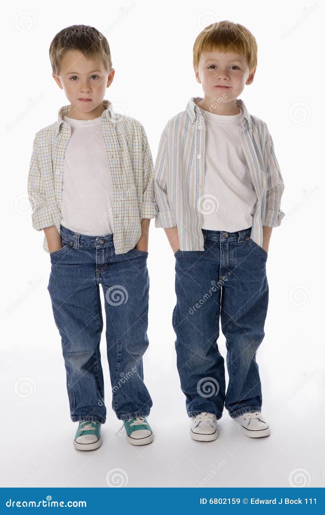 Portret Van Twee Jonge Jongens Stock Afbeelding - Image of samen ...