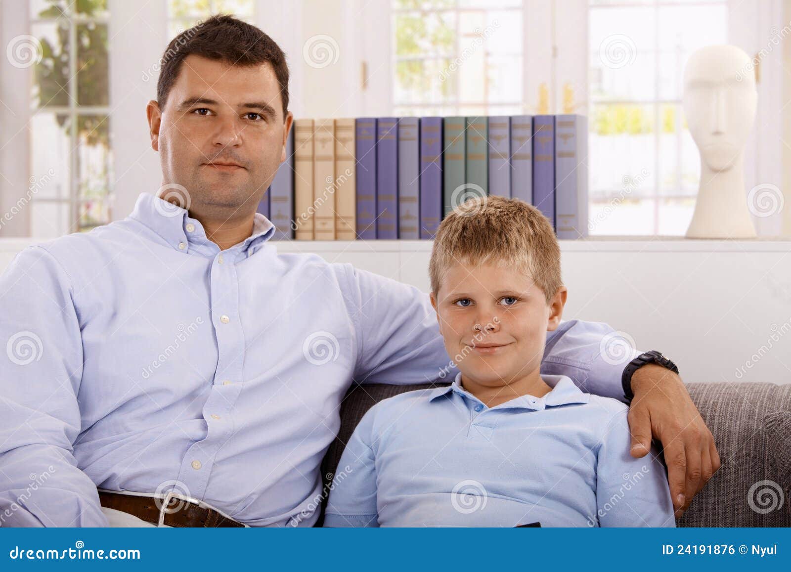 Portret Van Vader En Zoon Thuis Stock Foto - Image of vaderschap ...