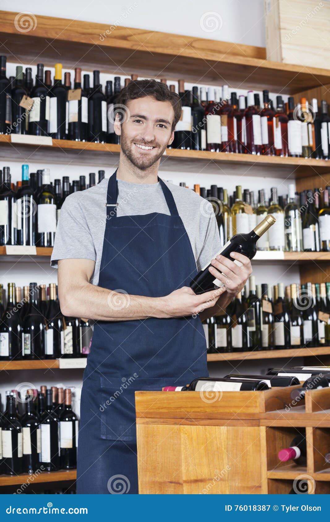 Portret Van Verkoper Holding Wine Bottle Stock Afbeelding - Image of ...
